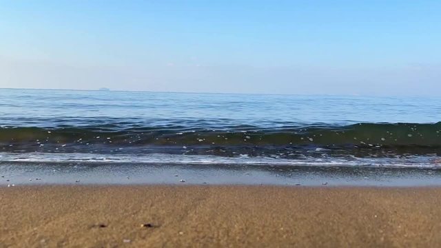 夏のビーチに打ち寄せる波と泡の動画｜無料の動画素材サイト「動画AC」