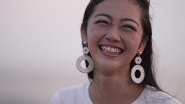 満面の笑みを浮かべてくれる女性のアップの動画｜無料の動画素材サイト「動画AC」