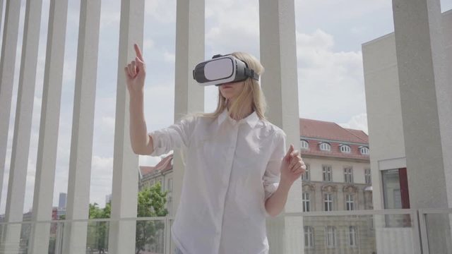 vrゴーグルで擬似体験をする女性の動画｜無料の動画素材サイト「動画AC」